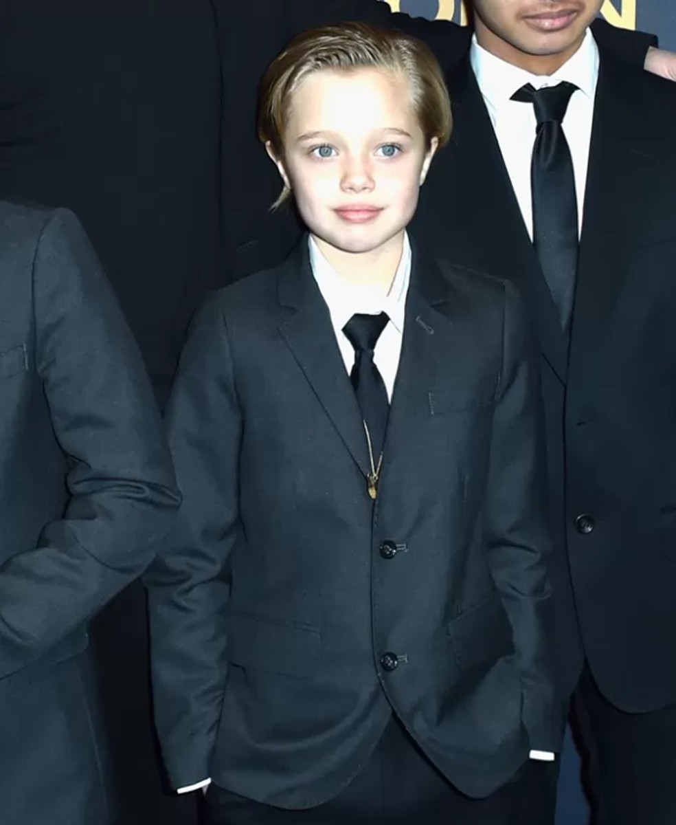 Shiloh raspa os cabelos e tem visual comparado com o de Angelina Jolie ...