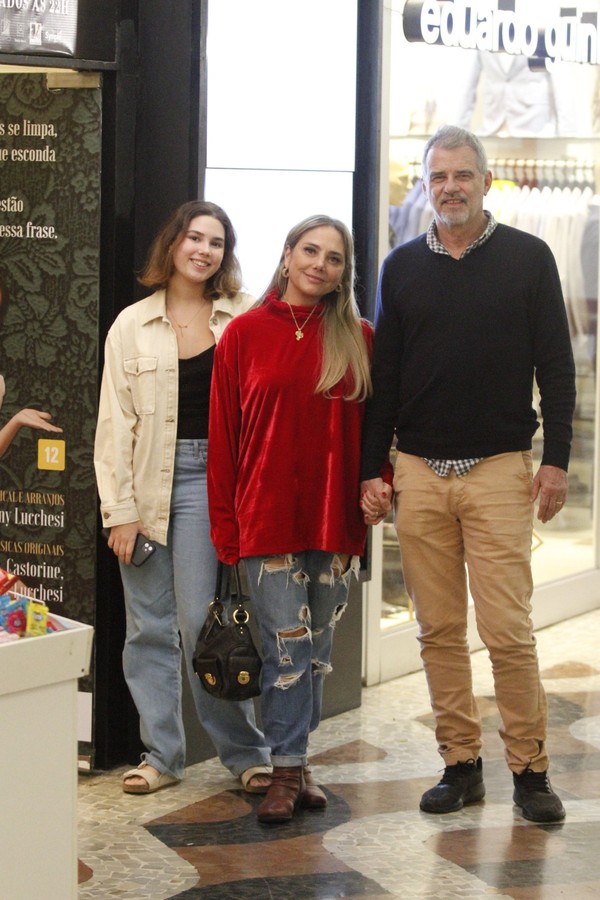 Heloísa Périssé passeia com o marido e a filha caçula em shopping do Rio