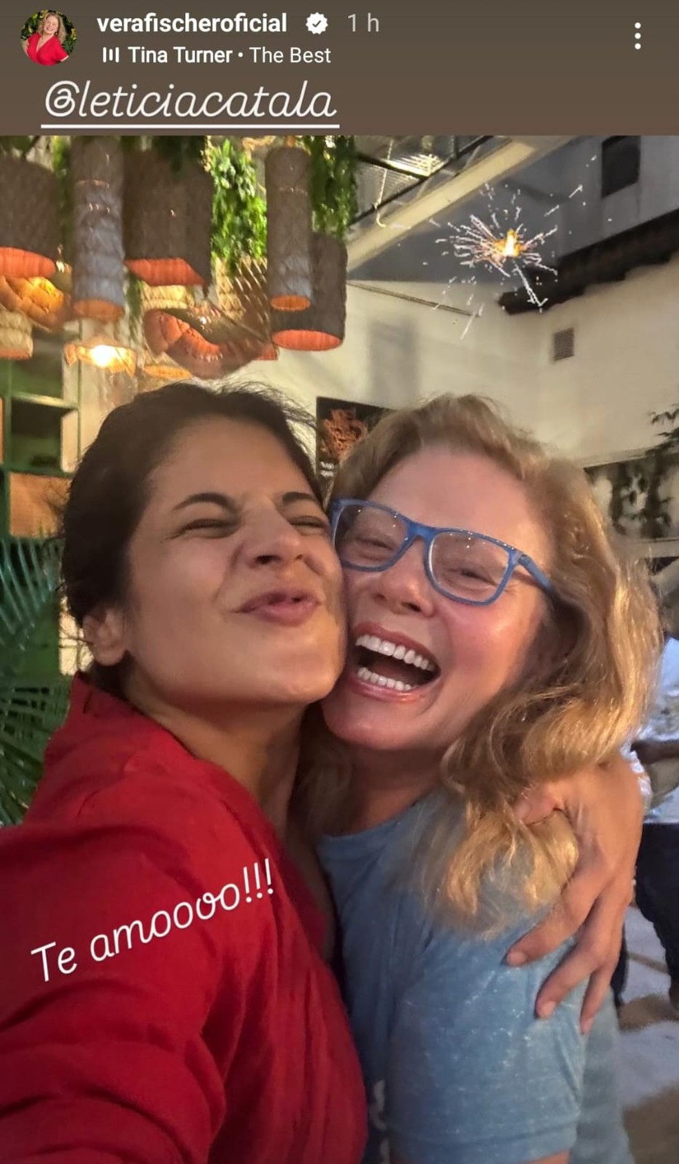 Vera Fischer prestigia nora em espetáculo, e posa com ela e o filho