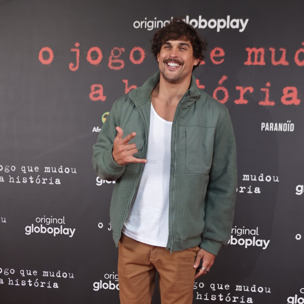 Em clima de romance, Erika Januza vai com o noivo, José Junior, a première