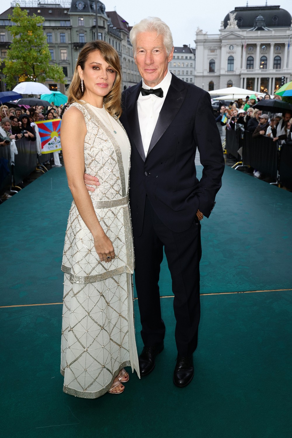 Richard Gere e a esposa roubam a cena com maior clima de romance em ...