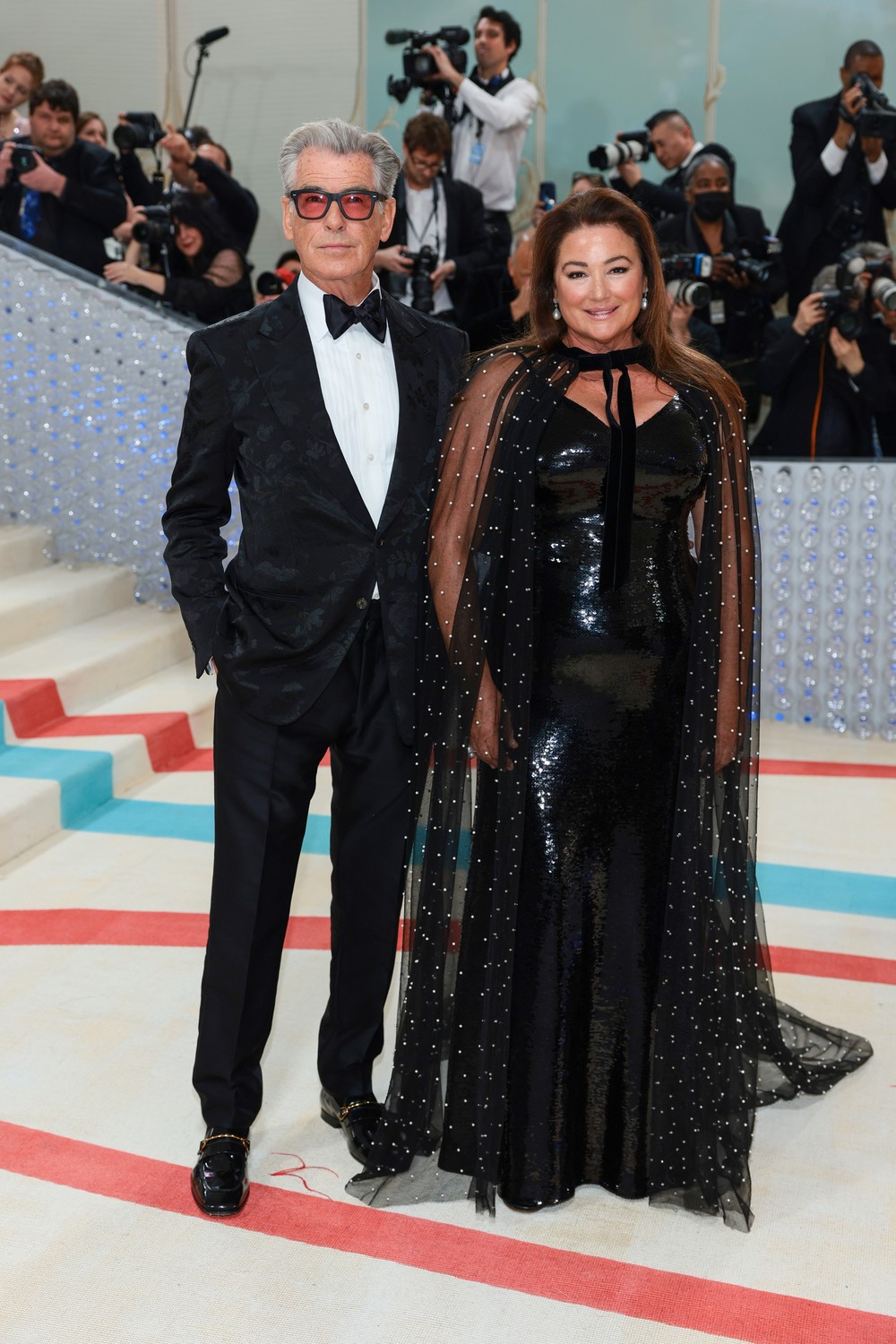 Pierce Brosnan brilha no red carpet do Met Gala 2023 com a mulher