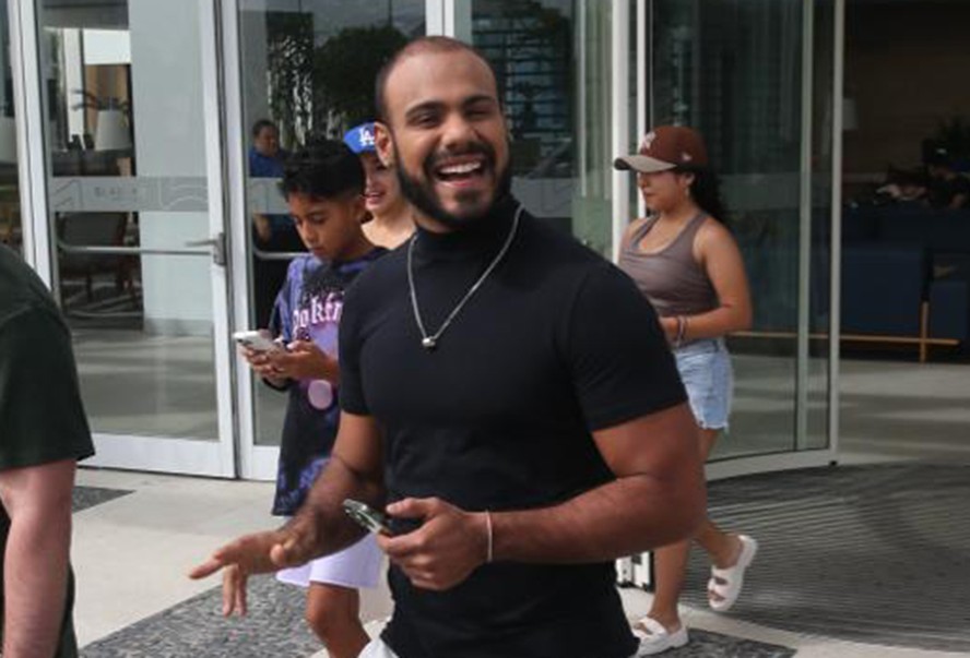 Eliminado do BBB 24, Marcus Vinícius aparece sorridente em hotel, no Rio