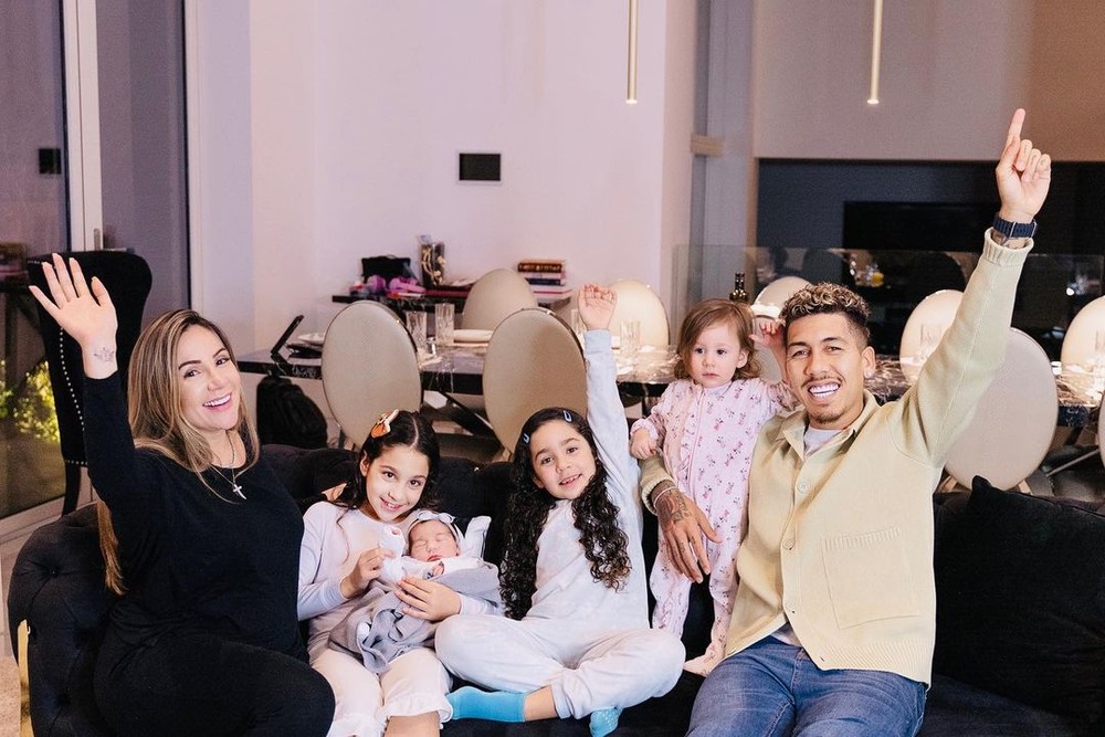 Roberto Firmino anuncia nascimento da quarta filha