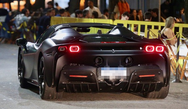 Filipe Ret passeia com a namorada, Agatha Sá, em Ferrari de mais de R ...