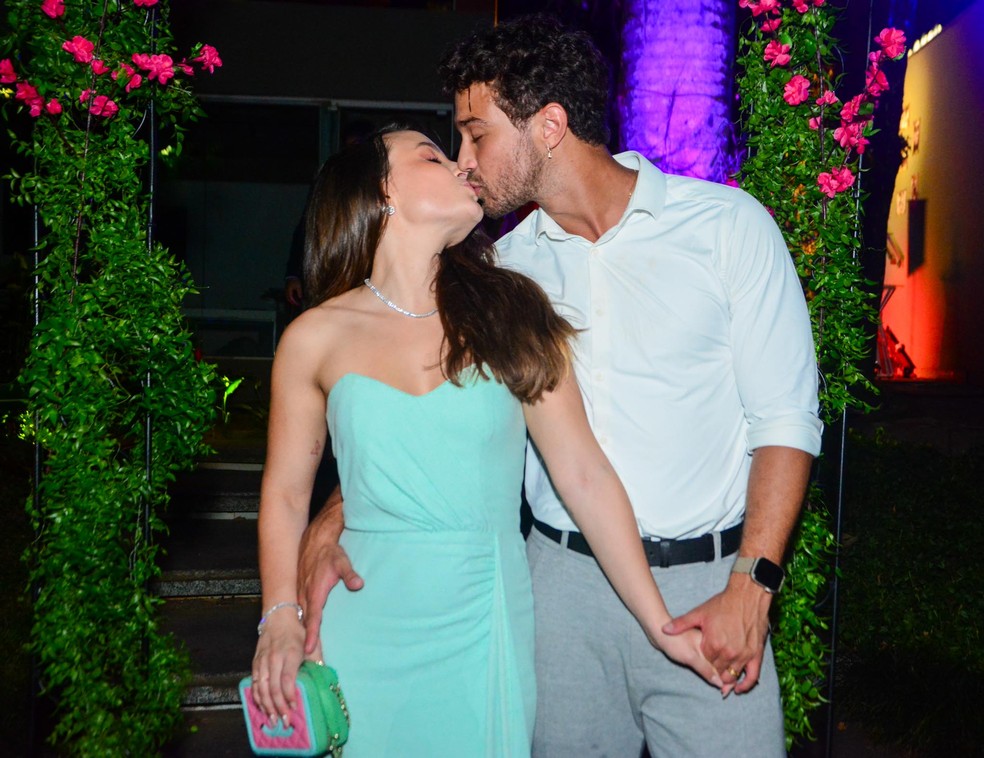 Recém-casados, Larissa Manoela e André Luiz Frambach trocam beijos em casamento de amigos