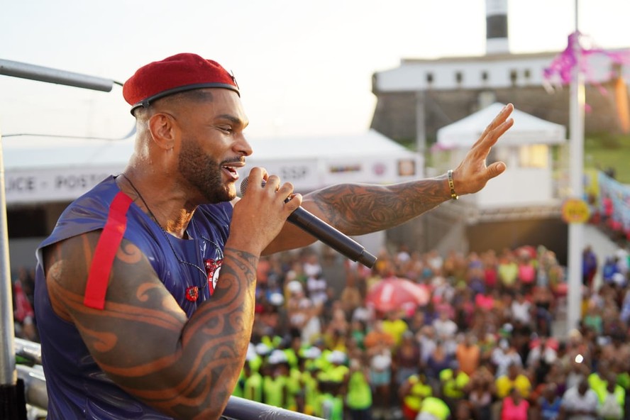 Tony Salles confirma saída do Parangolé e admite desejo de carreira solo