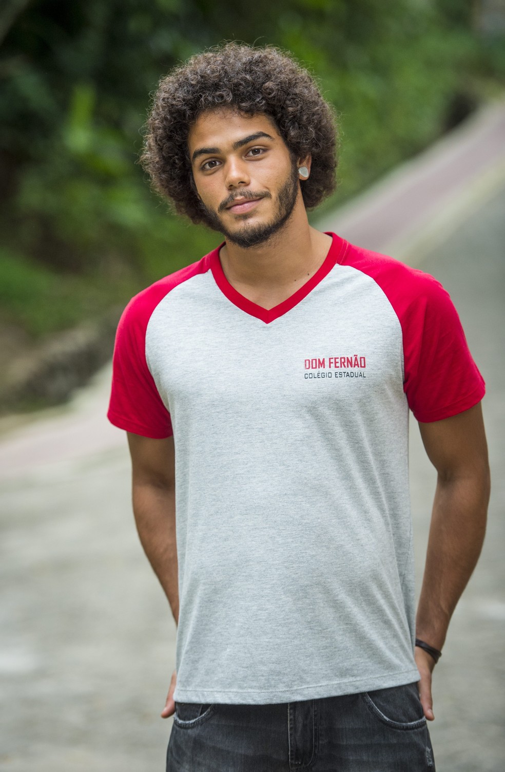 Ex-Malhação Enzo Romani mostra corpo sarado em dia de praia no Rio