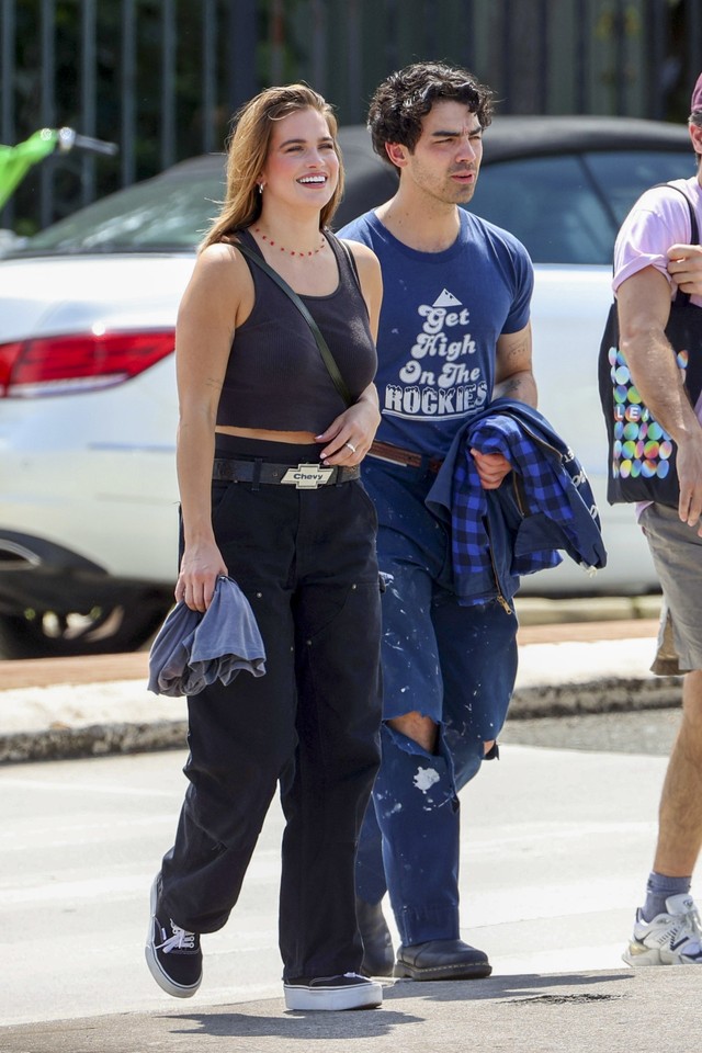 Joe Jonas curte folga com suposta namorada em Sydney