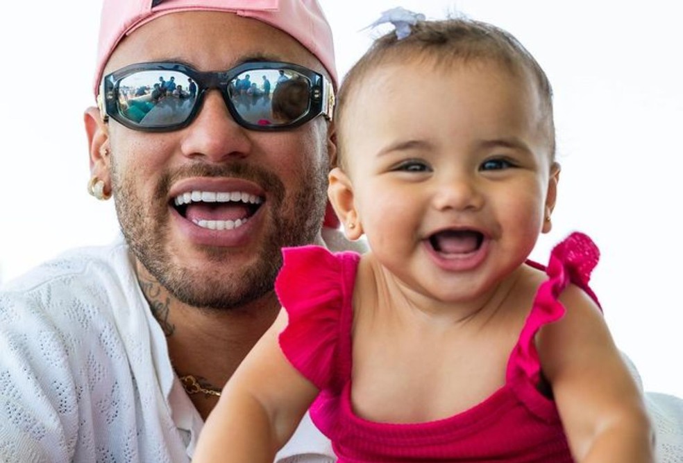Neymar se declara à filha Mavie, e impressiona com semelhança