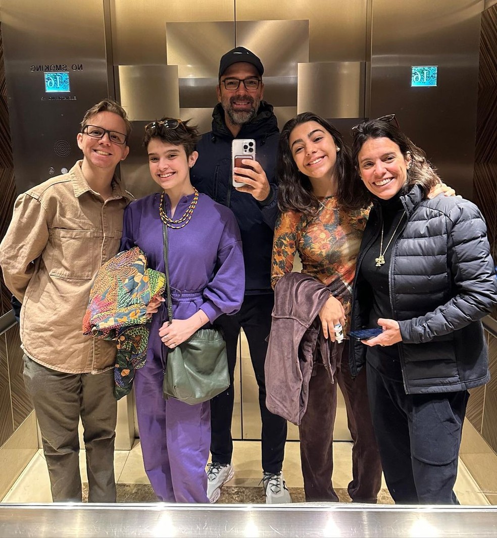 Tadeu Schmidt mostra fotos no espelho de elevador com a família: 'É ...