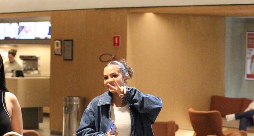 Mel Maia curte cinema no Rio de Janeiro e brinca com paparazzo