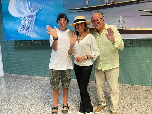 Helô Pinheiro arrasa de maiô de animal print em viagem a Alagoas