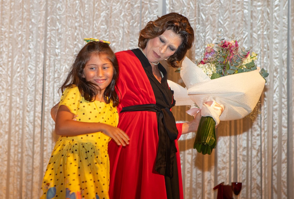 Beth Goulart ganha homenagem da neta e recebe amigos famosos em estreia de 'Simplesmente eu ...