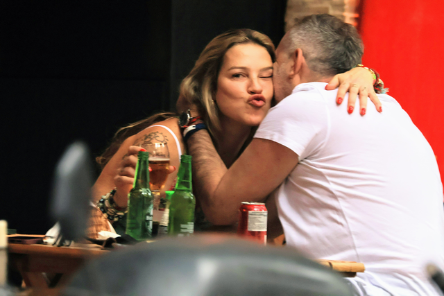 Luana Piovani é clicada se divertindo com amigos no Rio de Janeiro