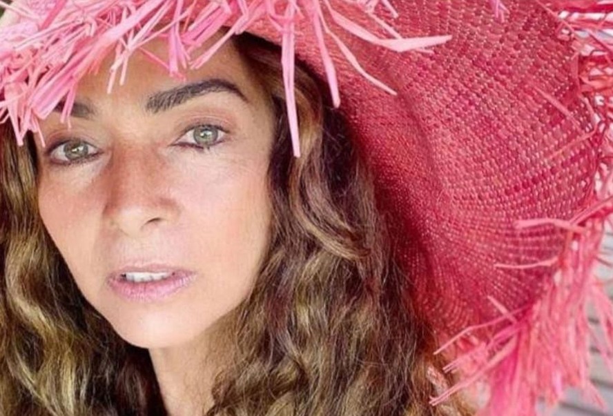 Claudia Ohana é musa de festa junina no Rio de Janeiro