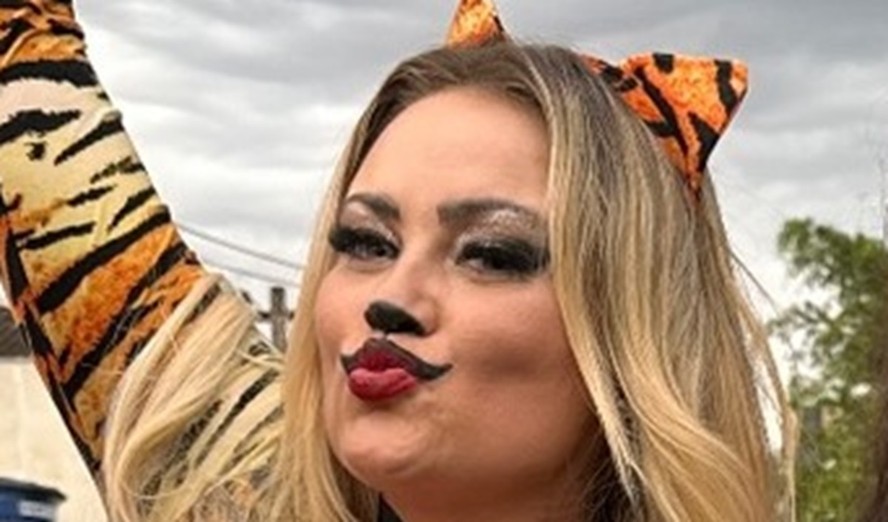 Ellen Rocche vira tigresa para bloco de rua em SP