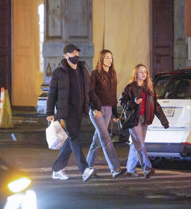 Leonardo DiCaprio passeia com a namorada e com filha do melhor amigo ...