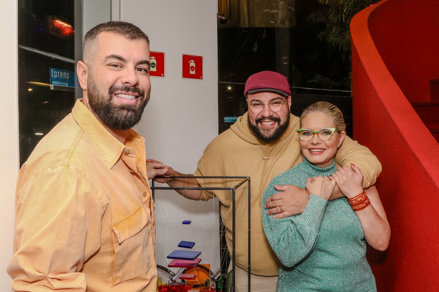 Cintia Abravanel recebe os filhos Tiago e Lígia, o genro e amigos ...