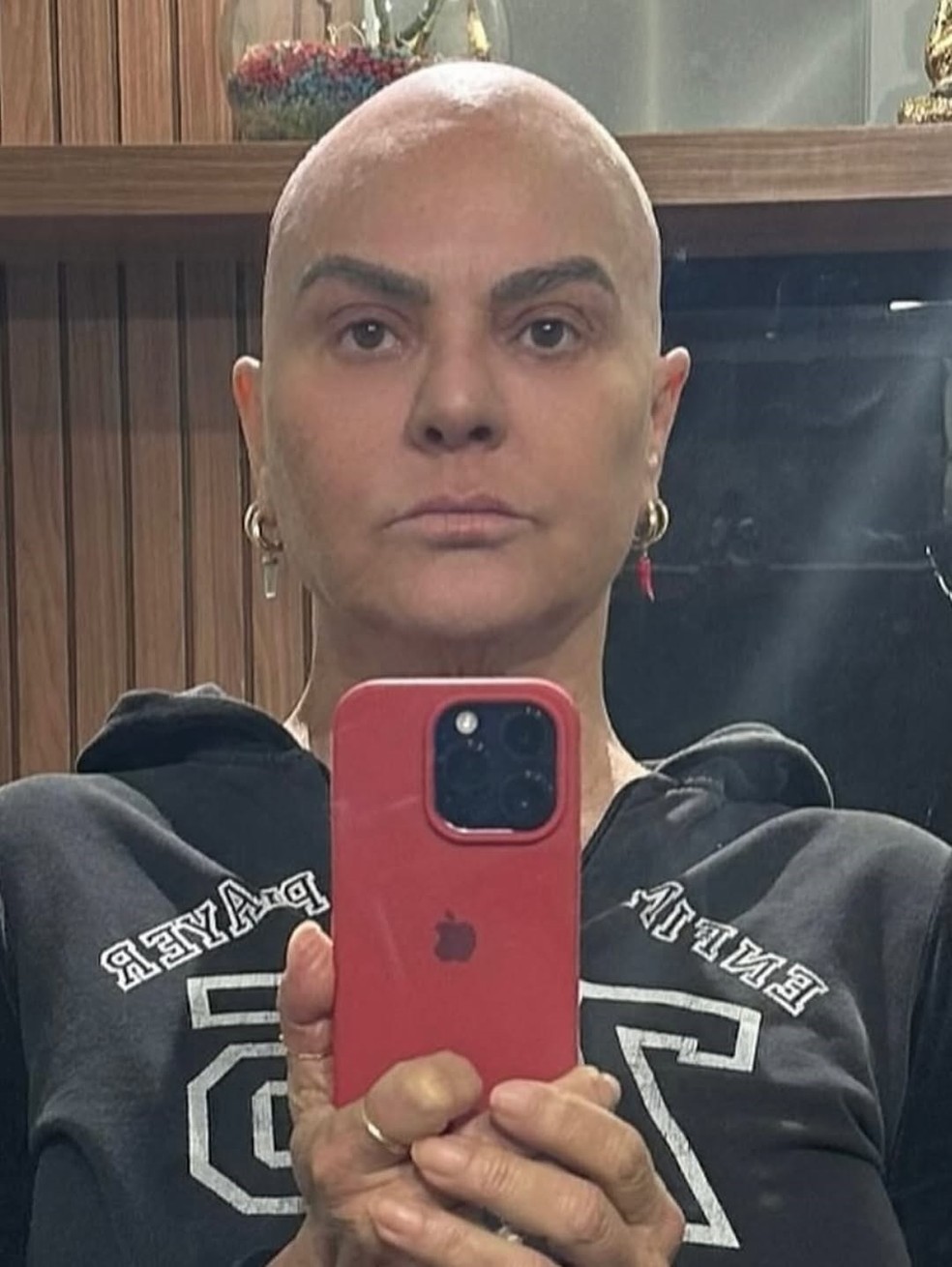 Mãe de Isis Valverde homenageia amigo que raspou cabeça com ela durante ...