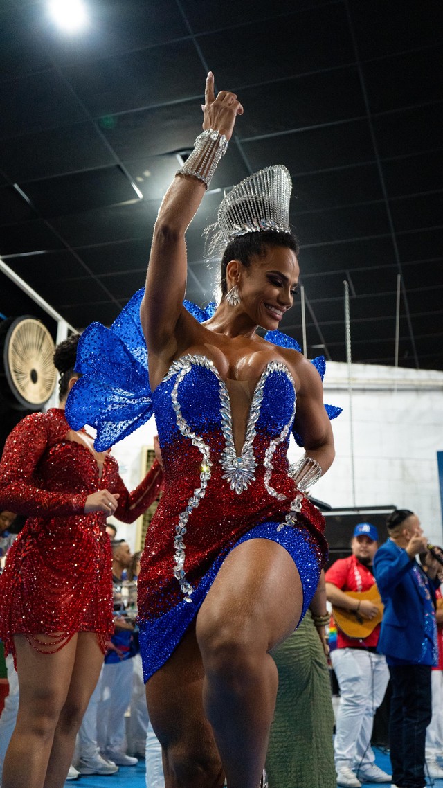 Rainha de bateria Savia David leva filhos para coroação na Estrela do ...