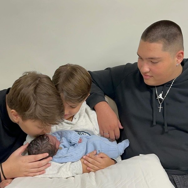 Leo Chaves mostra filho pela primeira vez: 'Nasceu em 28 de maio'; fotos