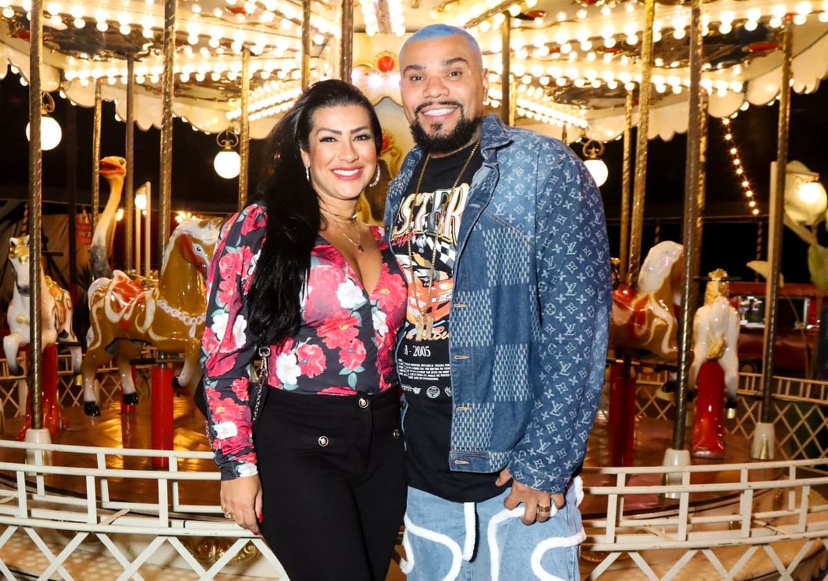 Naldo e Moranguinho protagonizam beijo romântico durante evento em SP