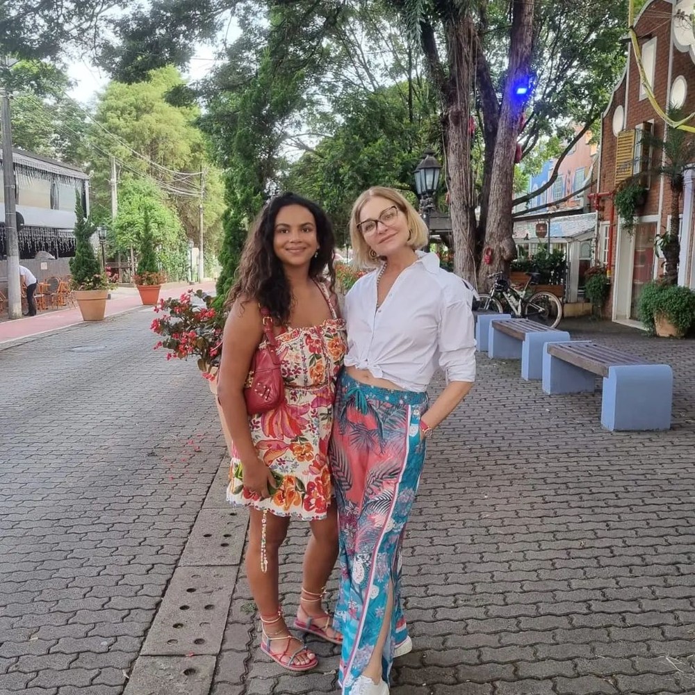 Alexandra Richter publica clique raro com a filha única na Cidade das ...