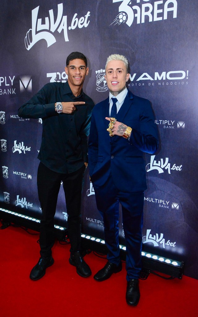 Neymar vai com Bruna Biancardi a premiação de futebol no Rio de Janeiro