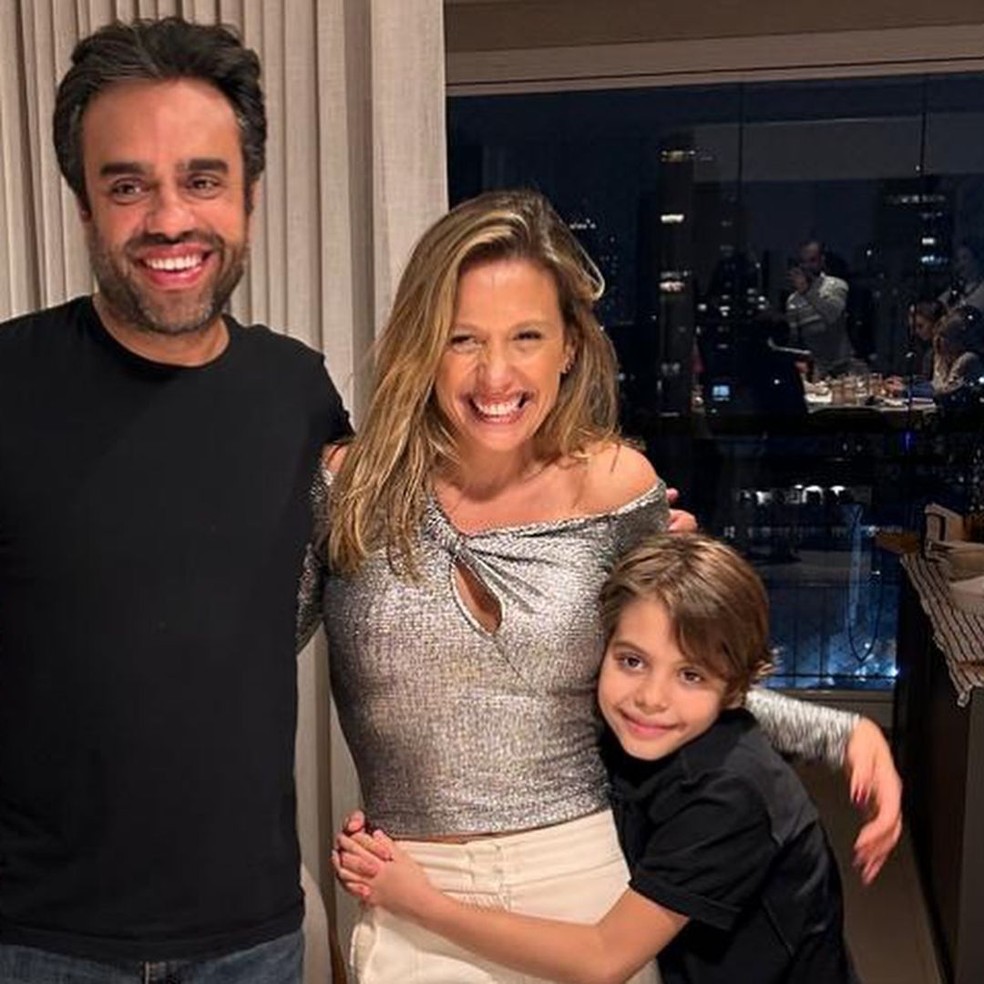 Luisa Mell comemora aniversário com namorado e filho em apartamento