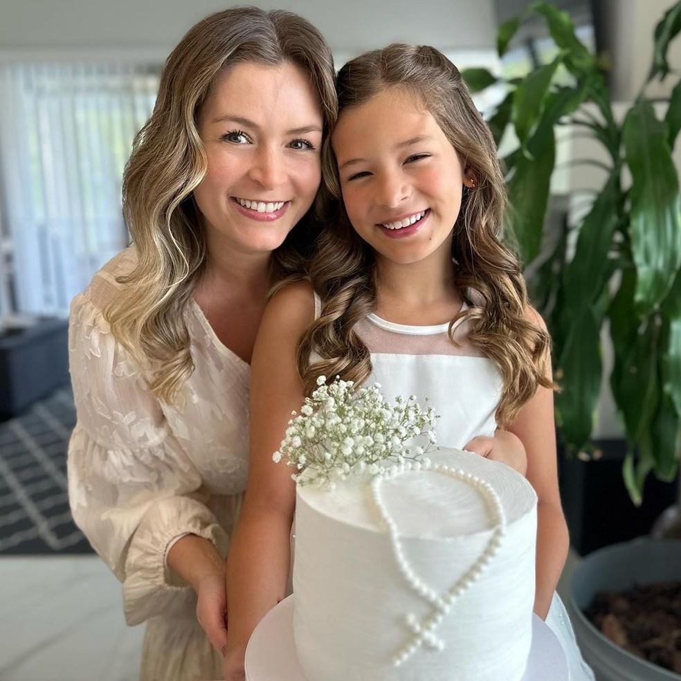 Bianca Castanho compartilha cliques da Primeira Comunhão da filha; veja