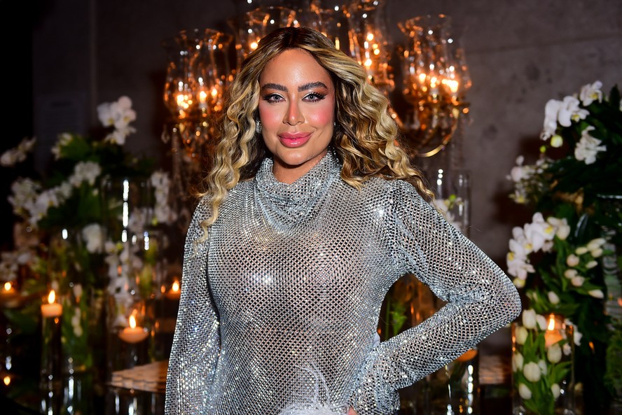 Rafaella Santos, irmã de Neymar, aposta em look com brilho e plumas para leilão