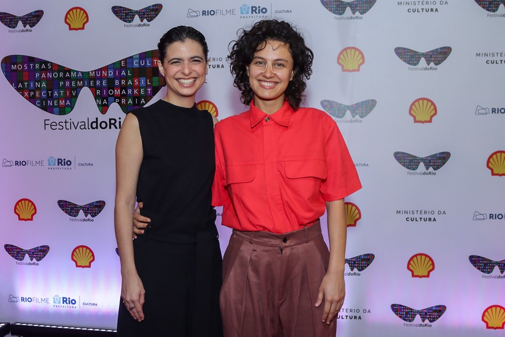 Julia Anquier, filha de Debora Bloch, vai com a namorada ao Festival do Rio