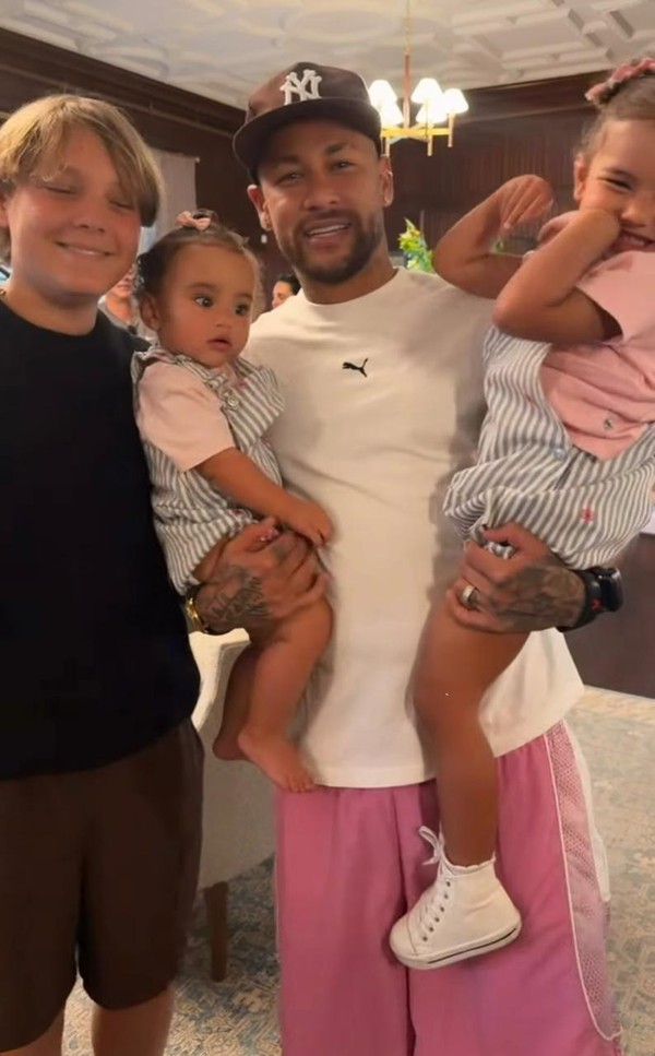 Neymar aproveita dia de folga da Copa do Mundo ao lado dos filhos