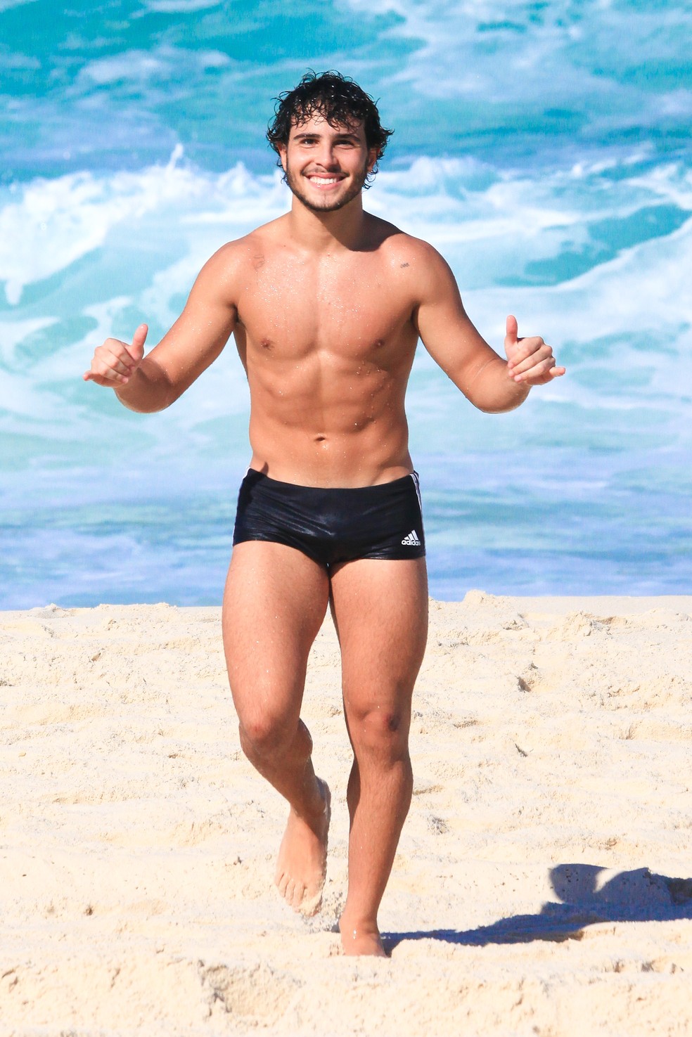 Igor Jansen, de 'No Rancho Fundo', se refresca no mar e dá ajeitadinha na sunga