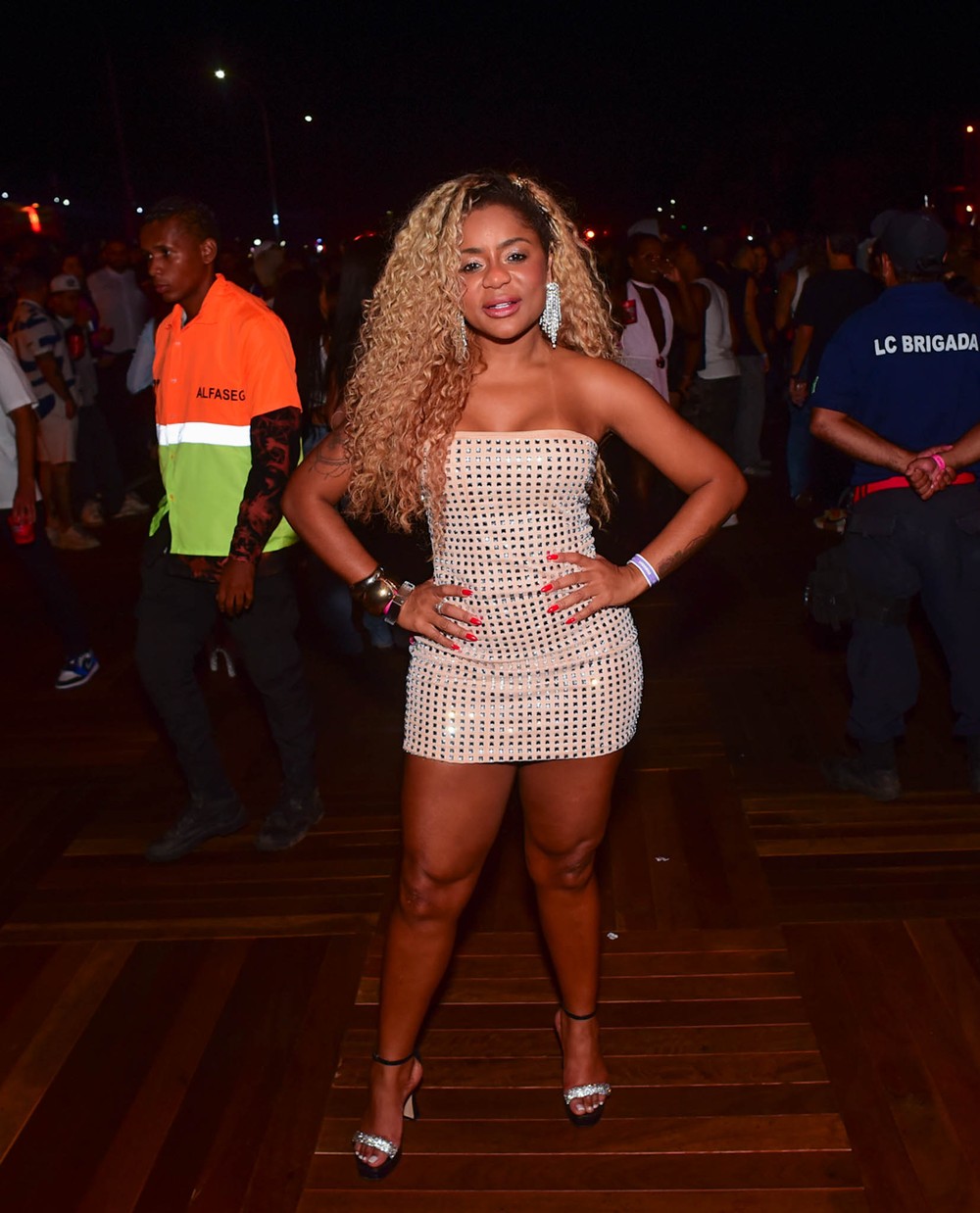 Famosos apostam em transparência e barriga de fora para show de ...