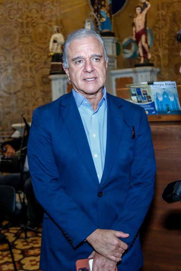 Cafu e mais amigos famosos vão à missa de sétimo dia de Pelé, no Rio de Janeiro