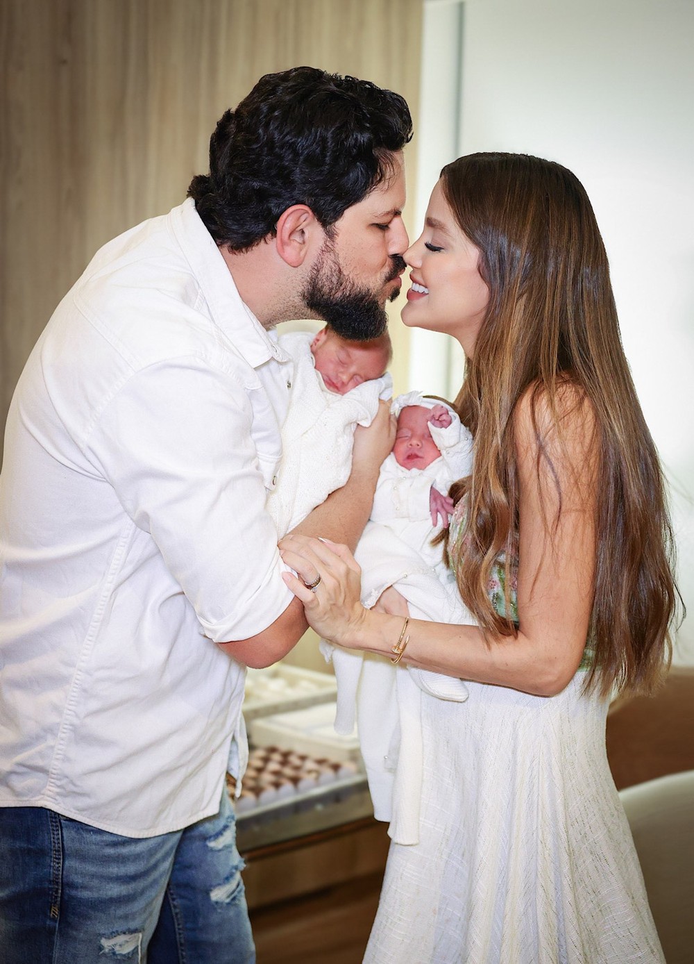 Sorocaba e Biah Rodrigues deixam a maternidade com os gêmeos