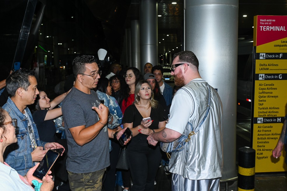 Após show no Lollapalooza, Sam Smith posa com fãs em aeroporto ao ...