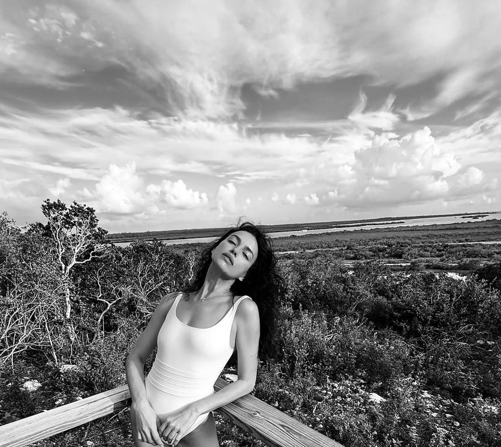 Irina Shayk mostra dias de descanso em região praiana após elogiar o ex ...