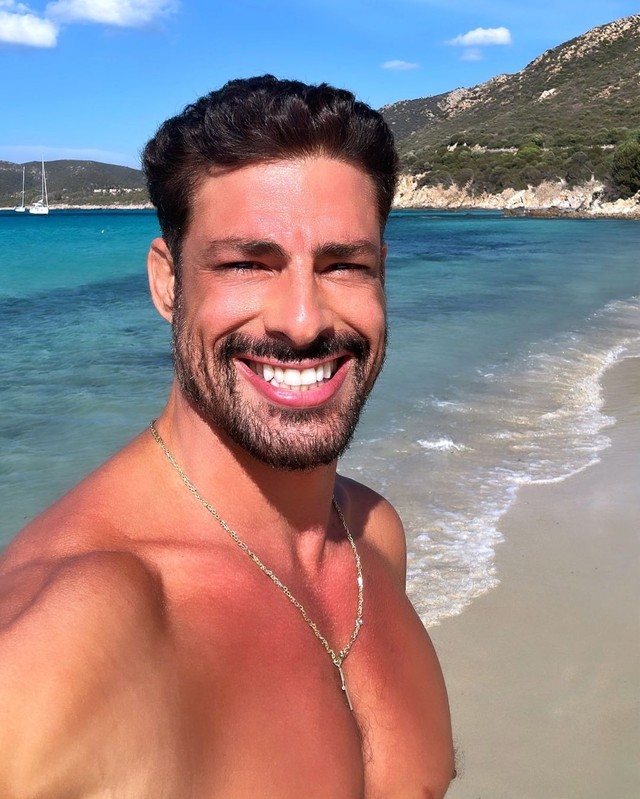 Cauã Reymond arranca elogios com fotos na praia durante férias