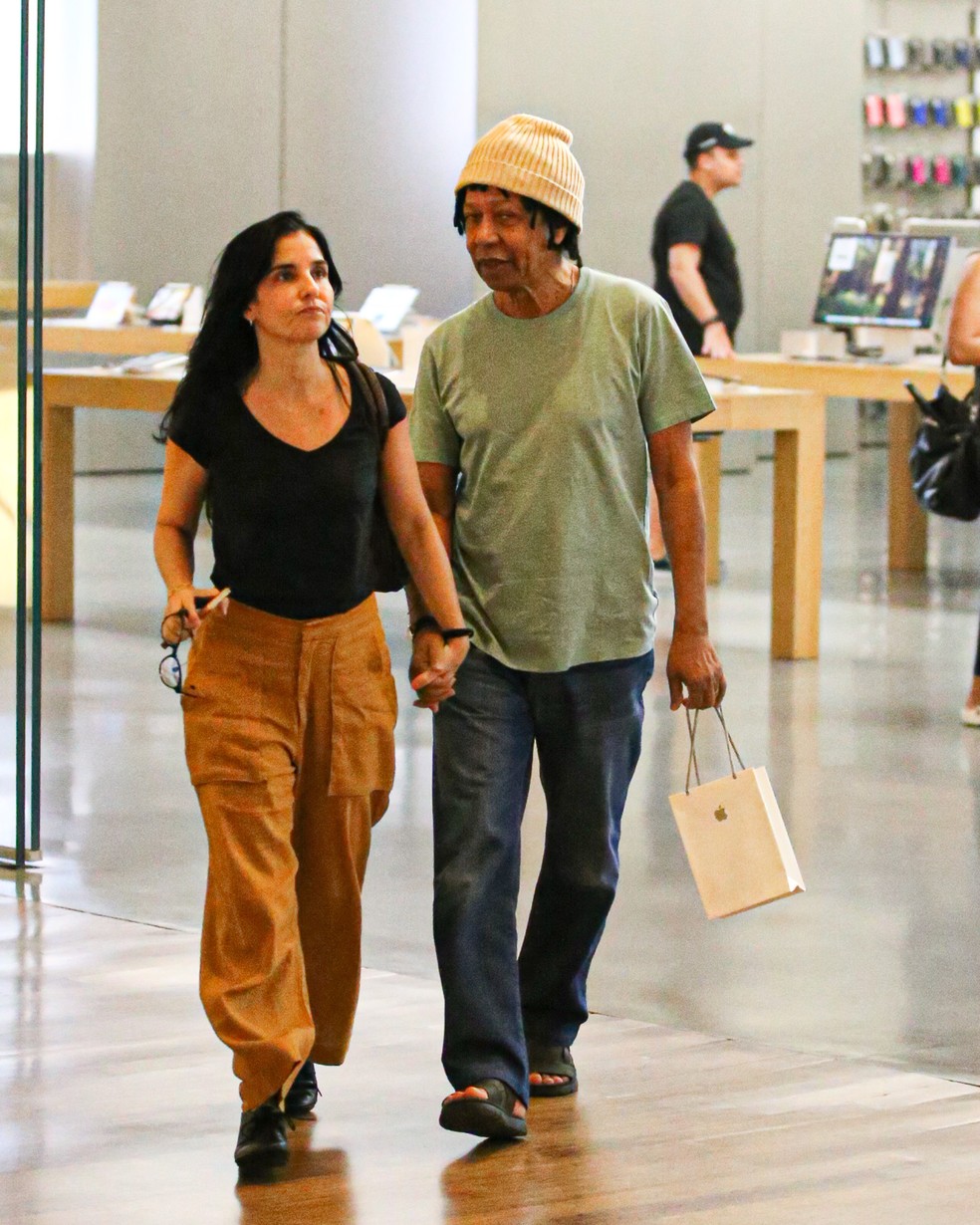 Discreto, Djavan faz rara aparição com a esposa durante passeio em ...