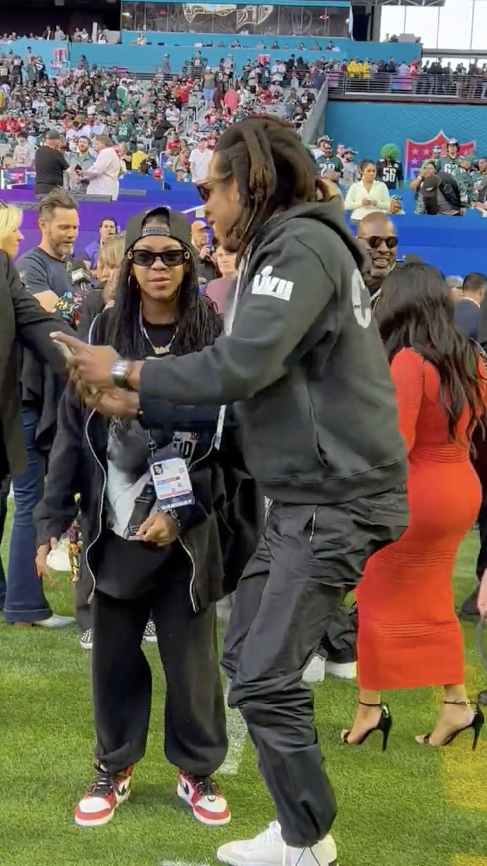 Blue Ivy tem 'momento blogueira' com ajuda de Jay-Z no Super Bowl