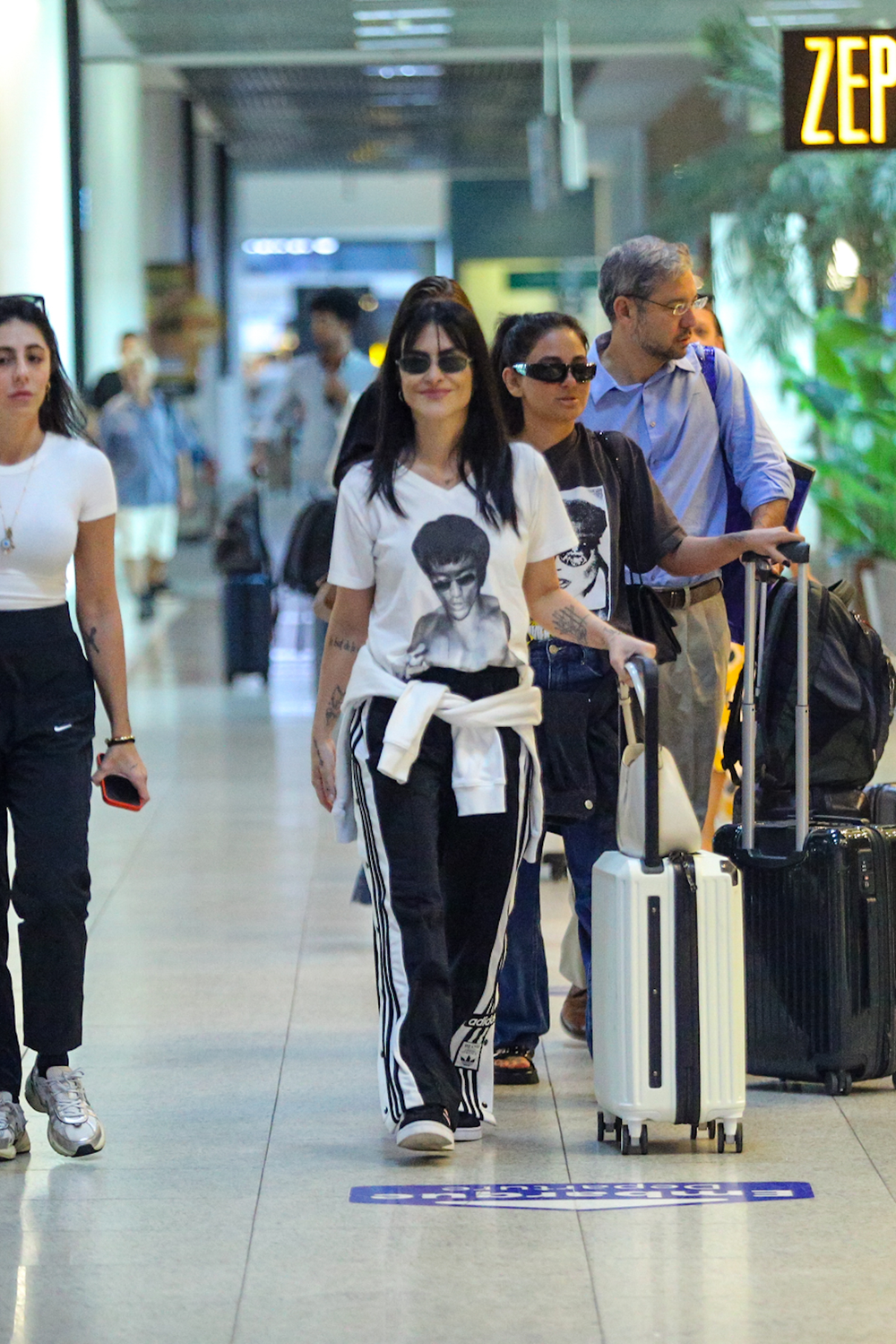 Cleo usa camisa de ídolo das artes marciais em aeroporto no Rio; saiba ...