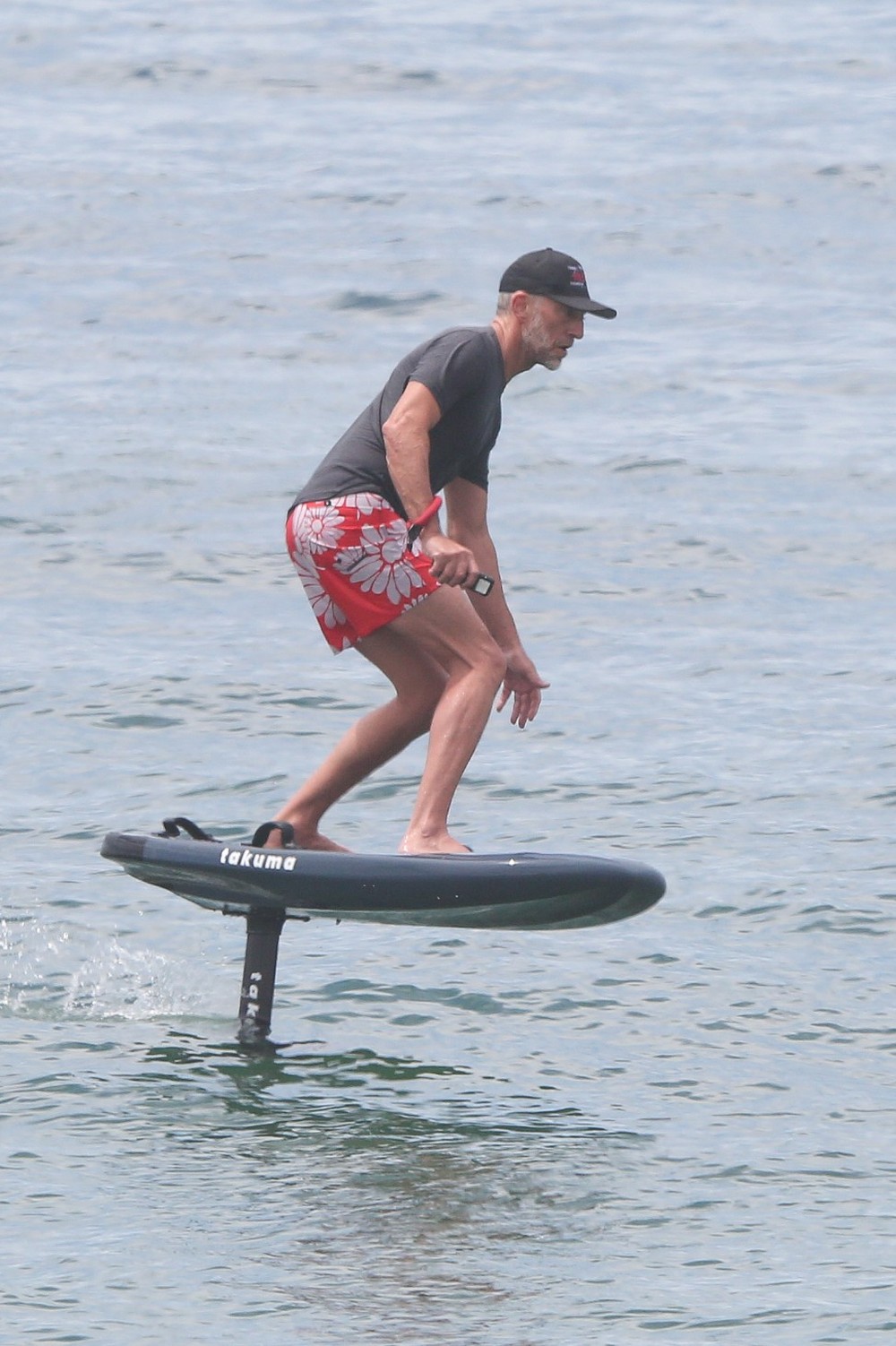 Vincent Cassel e Tina Kunakey aproveitam dia ensolarado em praia no Rio