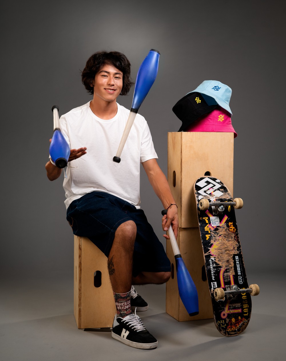 Augusto Akio, promessa de medalha olímpica no skate, mantém equilibro mental com malabares