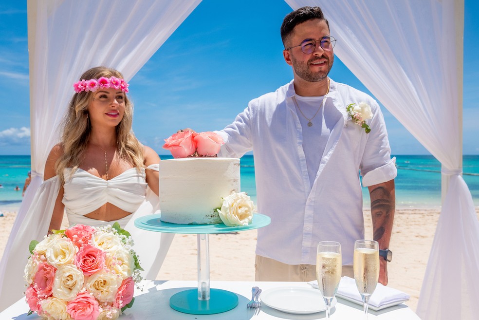 Musos do OnlyFans se casam em praia do Caribe e transmitem lua de mel na web
