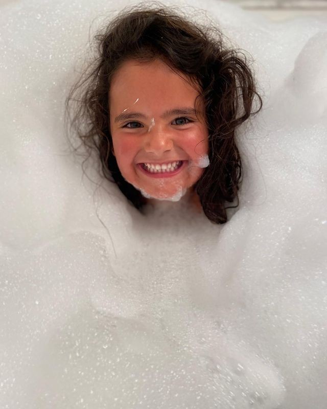 Carolina Ferraz comemora os 8 anos da filha, Isabel