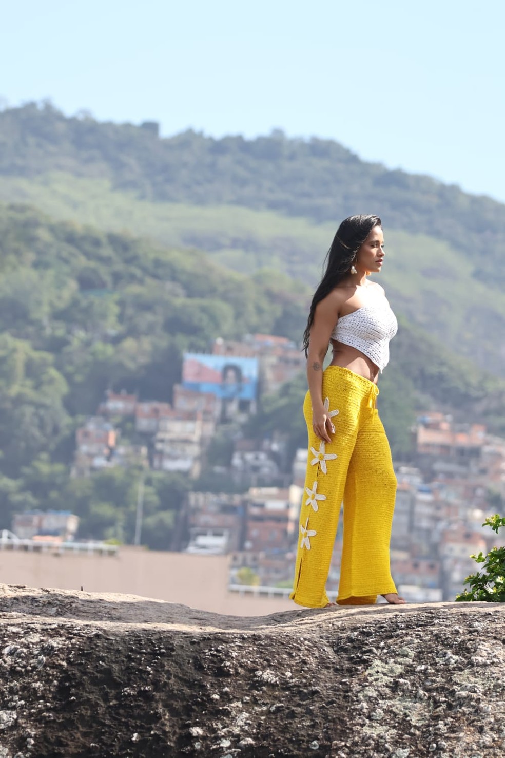 Ex-BBB Eva Pacheco usa top cropped em ensaio ao ar livre no Rio