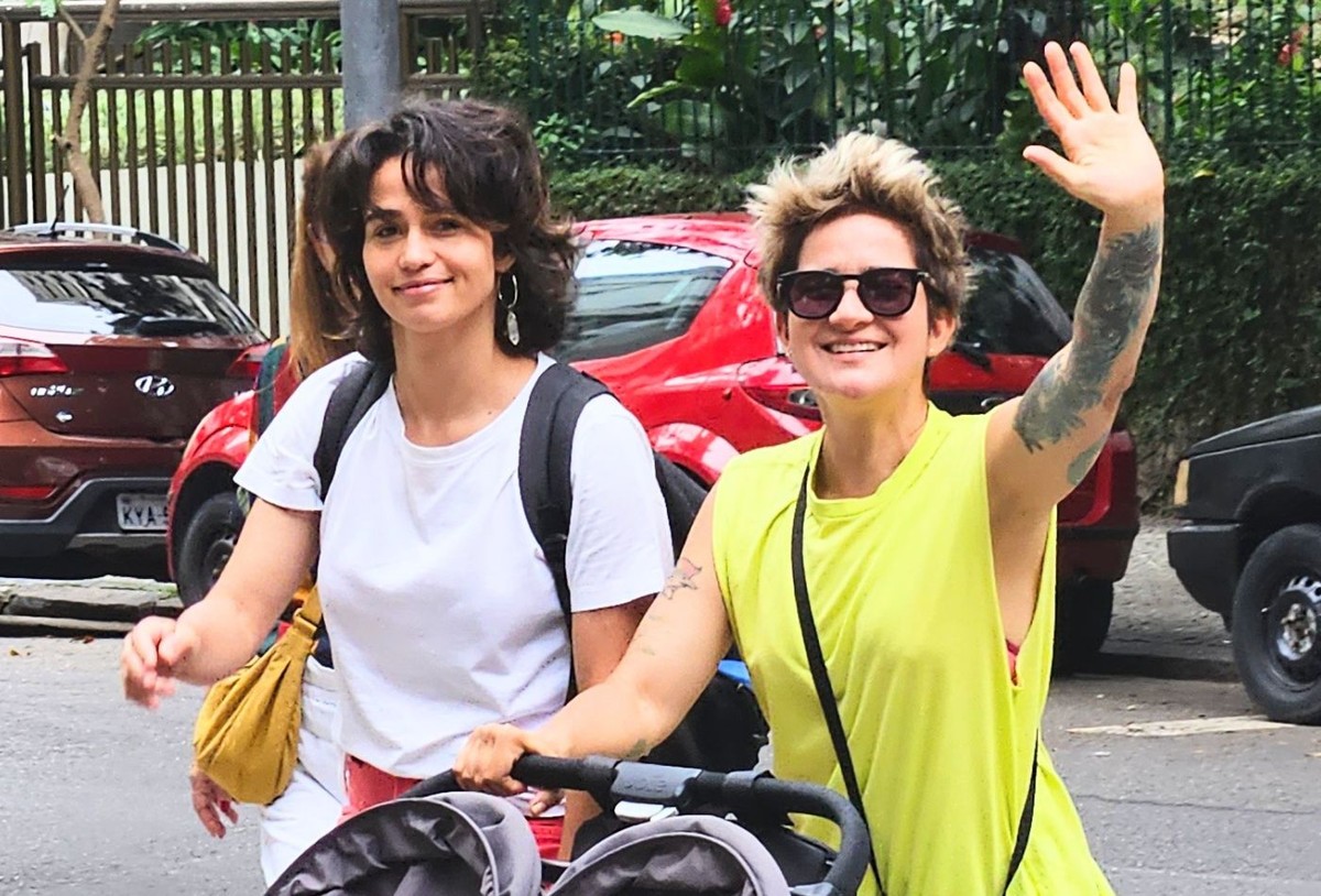 Nanda Costa e Lan Lanh passeiam com gêmeas e acenam para fotógrafos